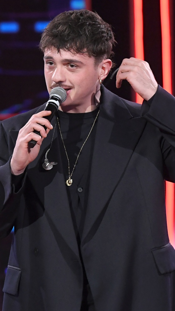 Clara in gara tra i big Sanremo 2025 con "Febbre": scopri la sua storia ...