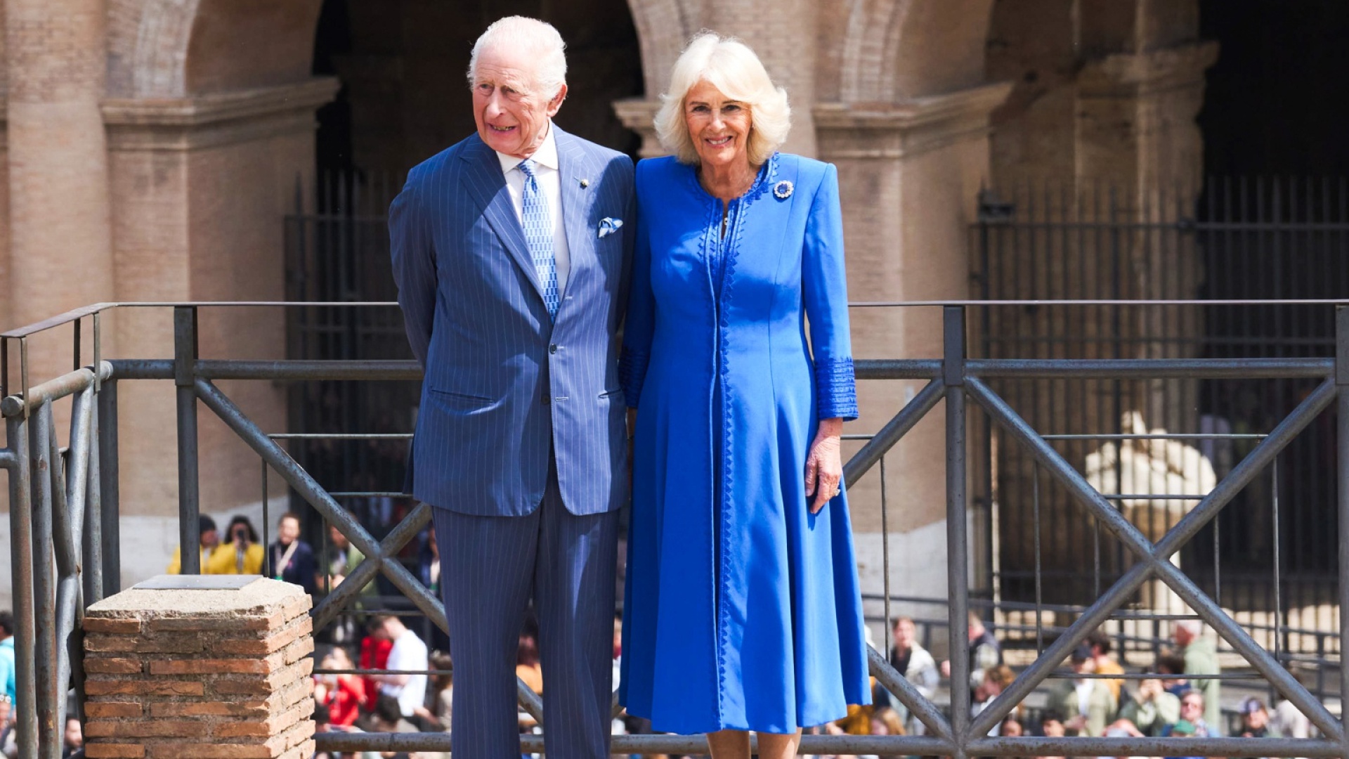 Carlo e Camilla a Ravenna per l'omaggio a Dante Alighieri. Ecco cosa porta in valigia il re d ...