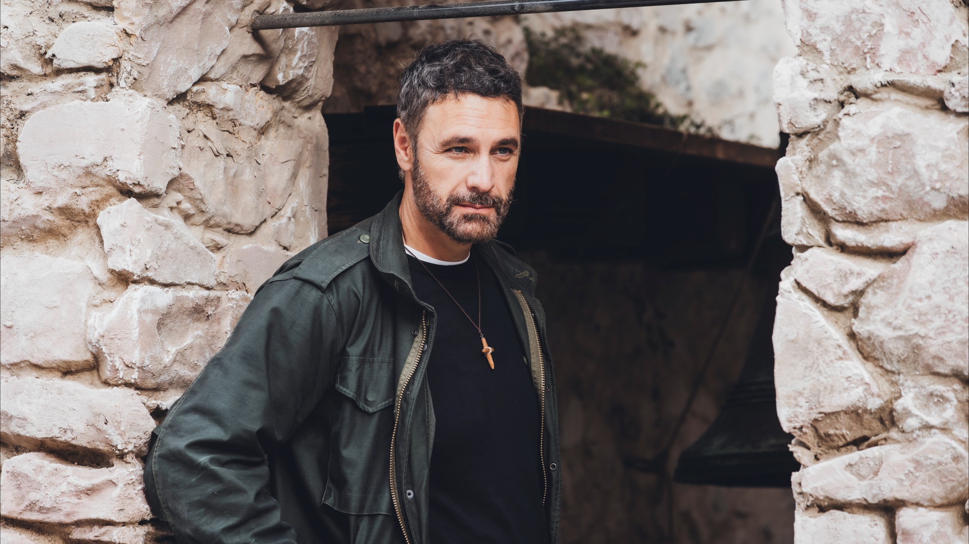 Don Matteo 14, Luca Bernabei (AD Lux Vide) e Raoul Bova raccontano la nuova stagione a RTL 102.5 ...