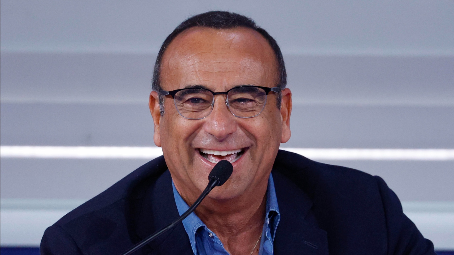 Tony Effe debutta a Sanremo 2025 con "Damme 'Na Mano" - RTL 102.5