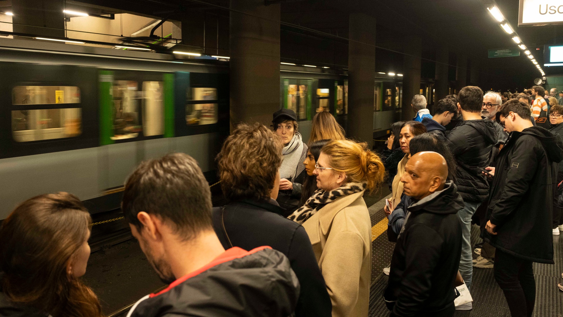 Grida "Allah Akbar" in metropolitana e minaccia poliziotti con un coltello, a Milano arrestato ...