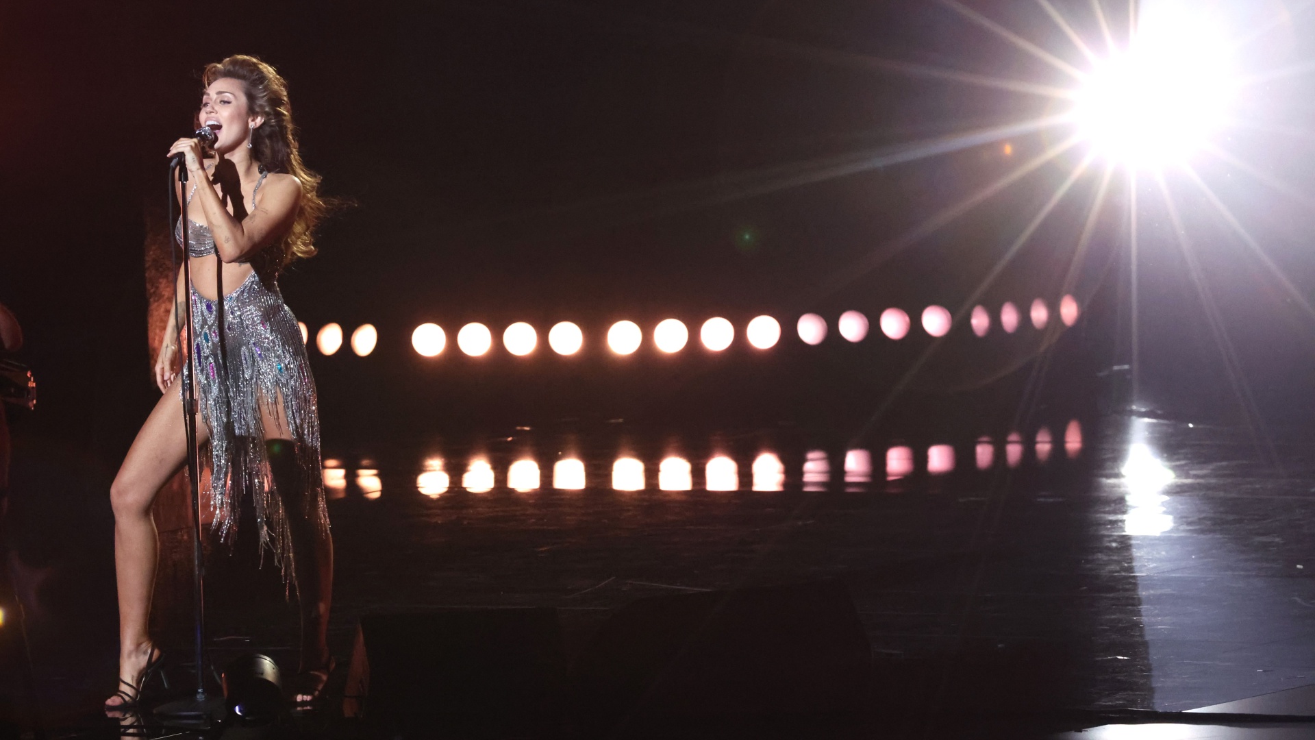 Miley Cyrus e Pharrell Williams, il nuovo singolo in collaborazione ...