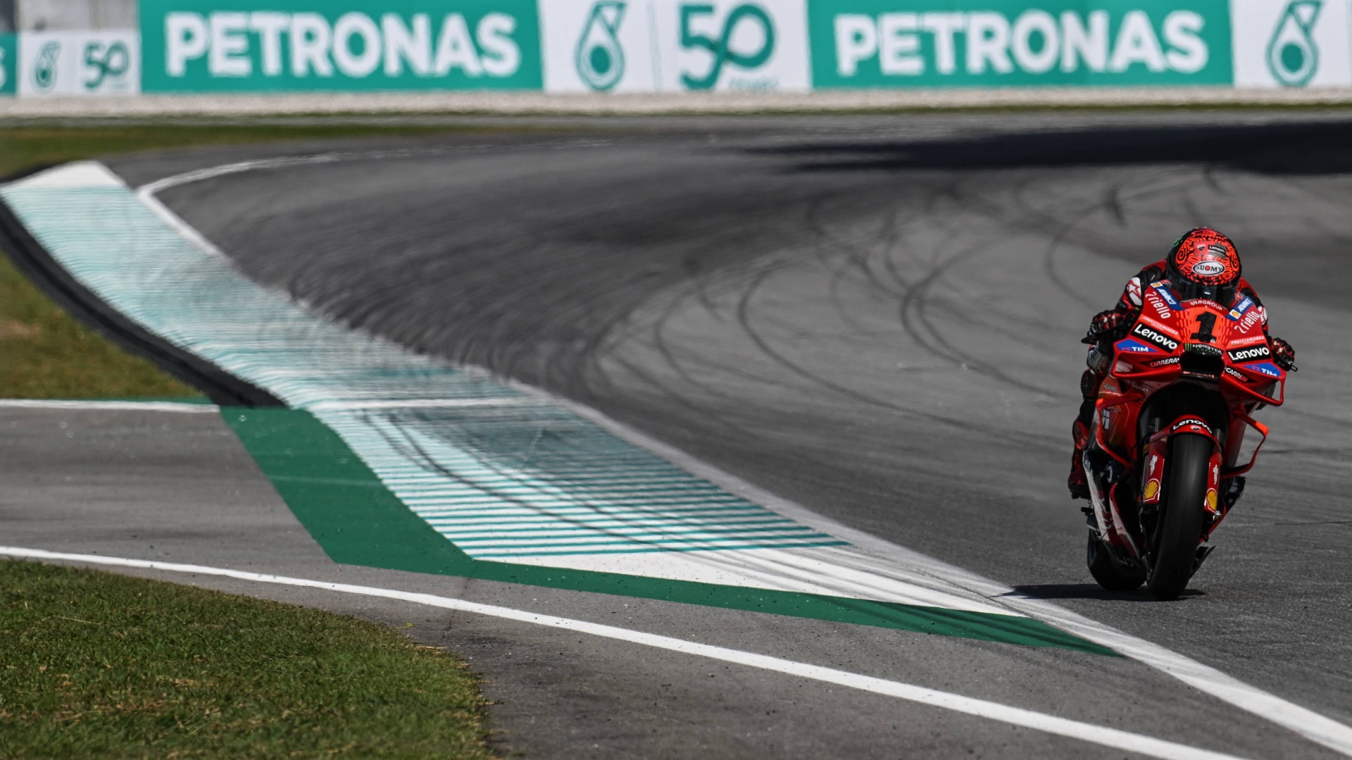 MotoGp, Bagnaia non molla e vince il Gran Premio della Malesia, secondo Jorge Martin, terzo Enea ...