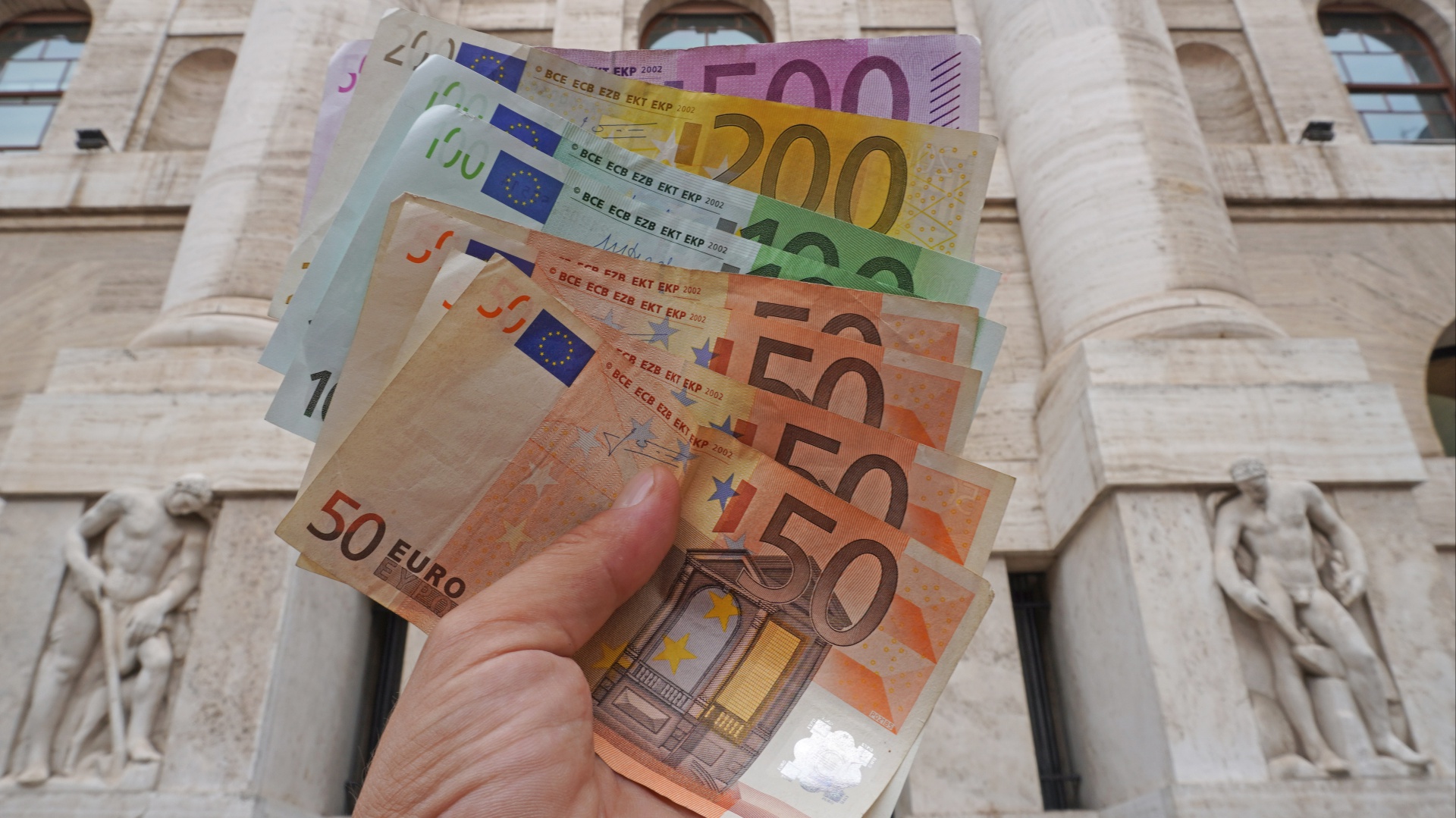 Ocse, effetto dazi, la crescita globale frena al 3,1% nel 2025, il Pil ...