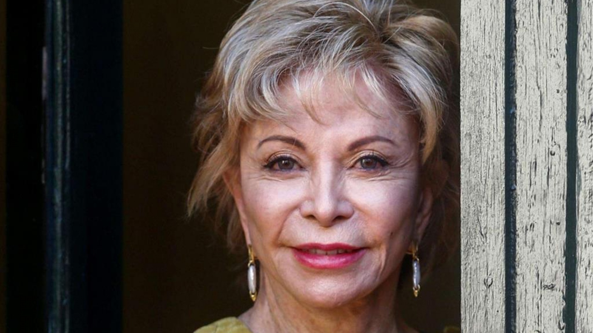 Oggi compie 80 anni Isabel Allende. Ecco la lettera d'amore di una ...