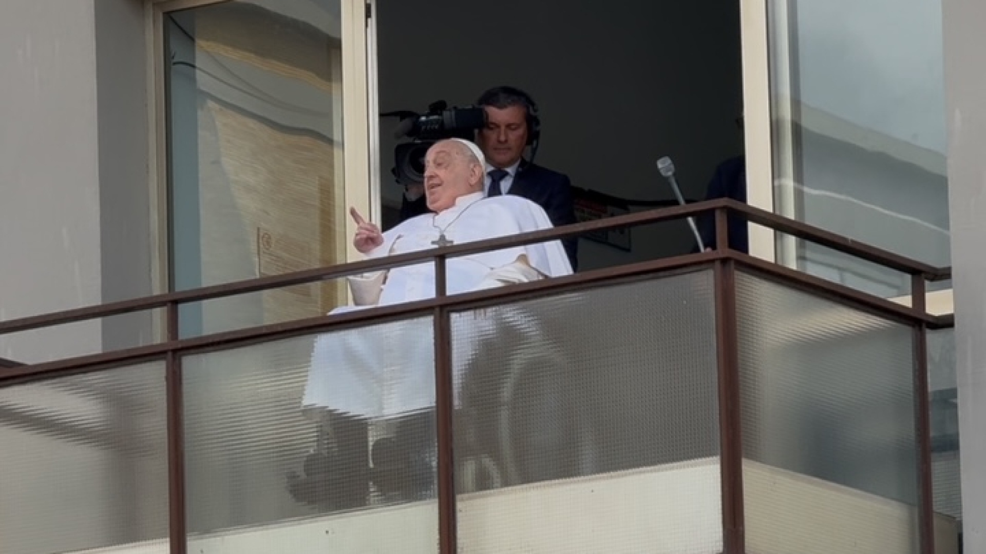 Papa Francesco ha lasciato il Policlinico Gemelli e poi è rientrato in ...
