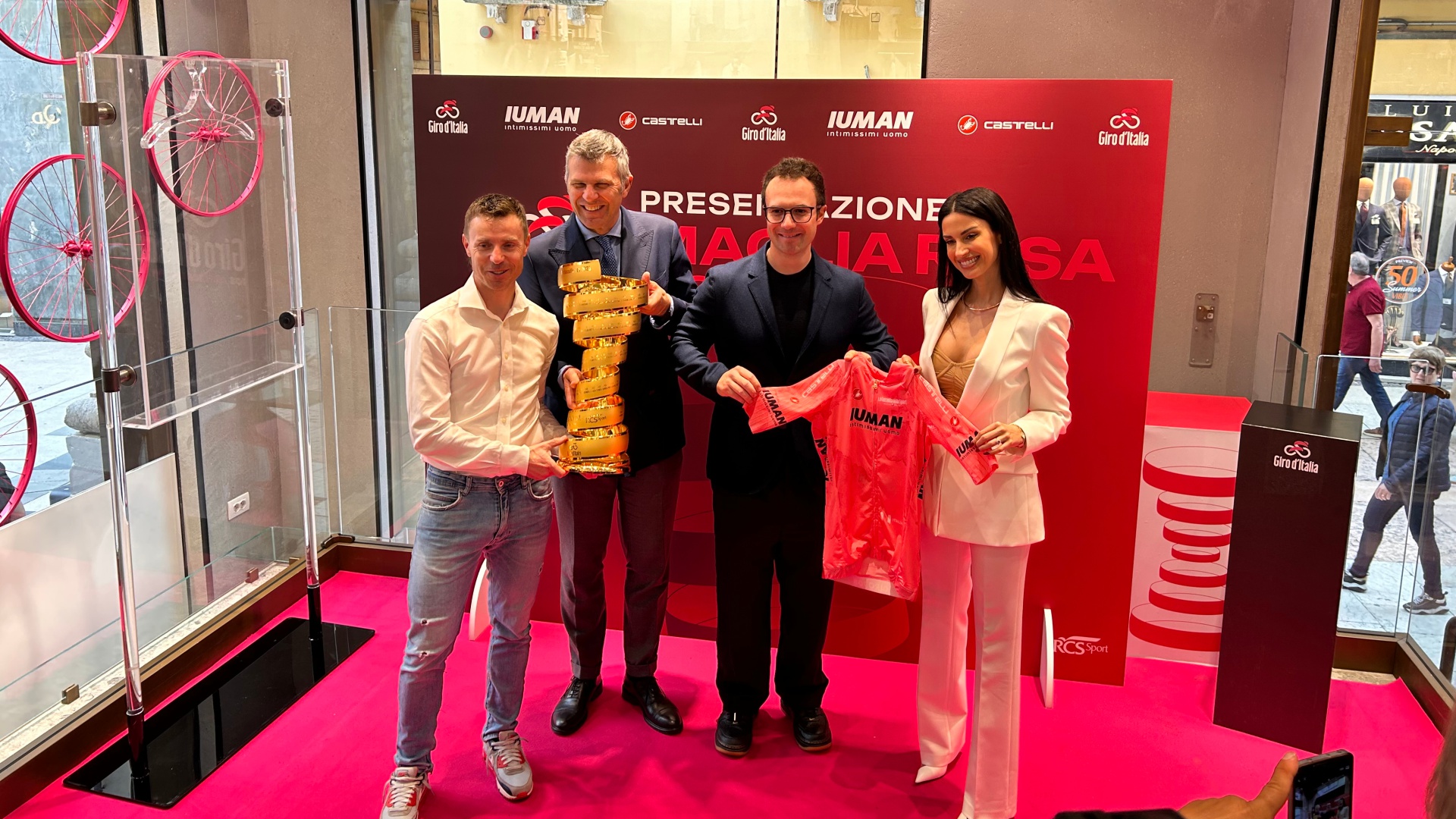 Presentata a Verona la nuova maglia rosa del Giro d’Italia 2025 - RTL 102.5