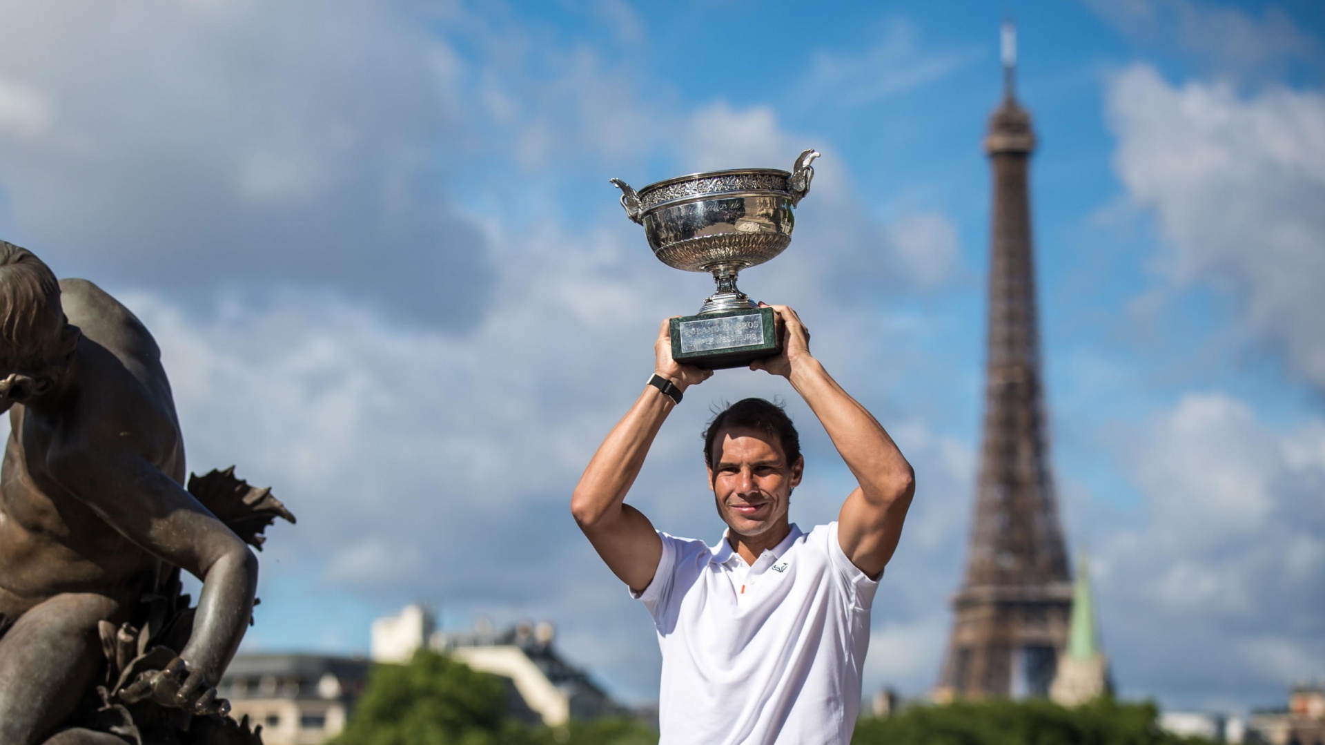 Rafa Nadal per le vie di Parigi con il trofeo del Roland Garros - RTL 102.5