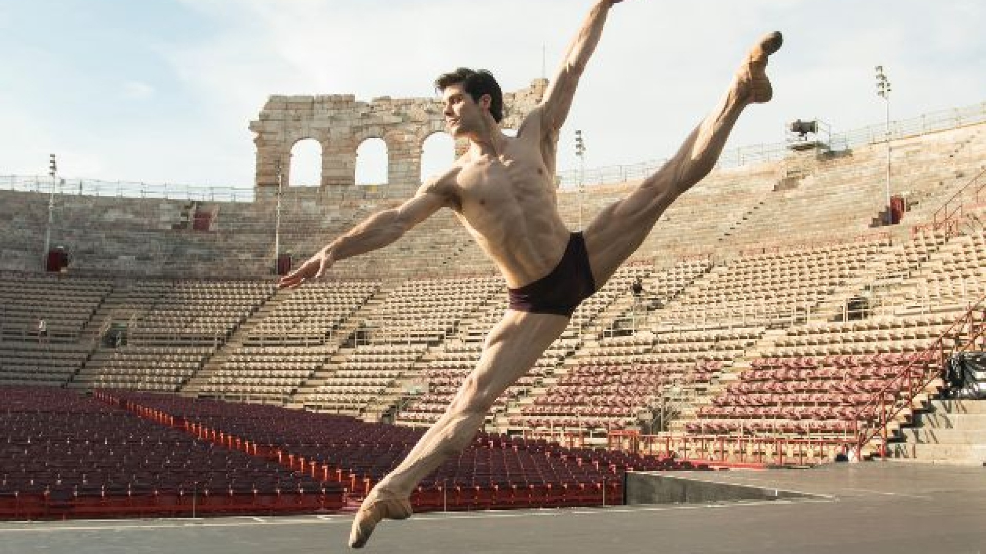 Roberto Bolle and Friends ha incantato il pubblico dell'Arena di Verona. Gran finale emozionante ...