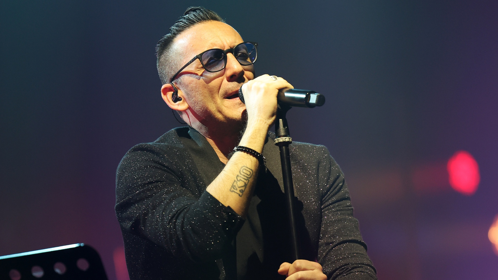 Sanremo 2025, Kekko dei Modà cade dalle scale e rinuncia al green ...