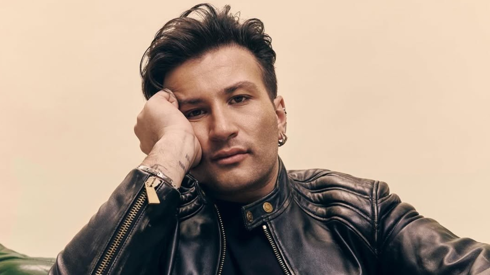Sanremo 2026, Fabrizio Moro stasera sul palco con Eddie Brock per le ...