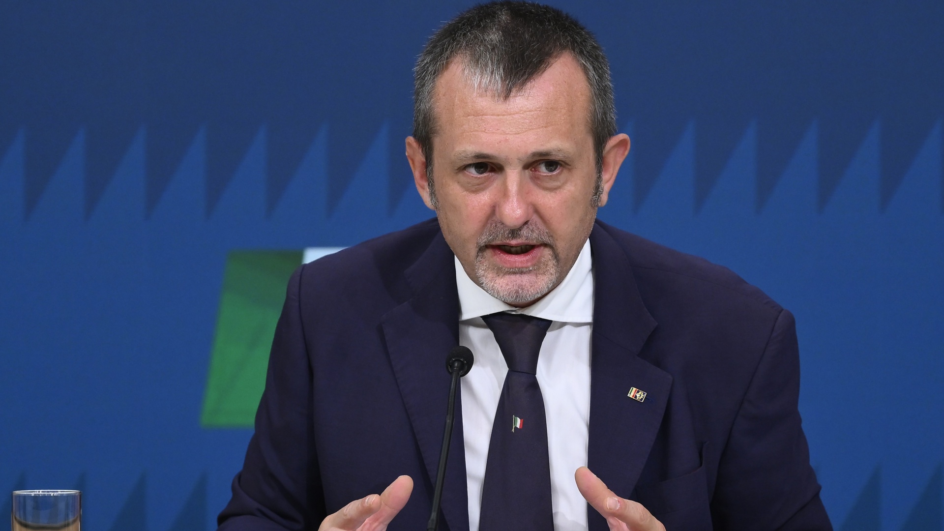 Spari alla festa di Capodanno del sottosegretario Delmastro. ferito il ...