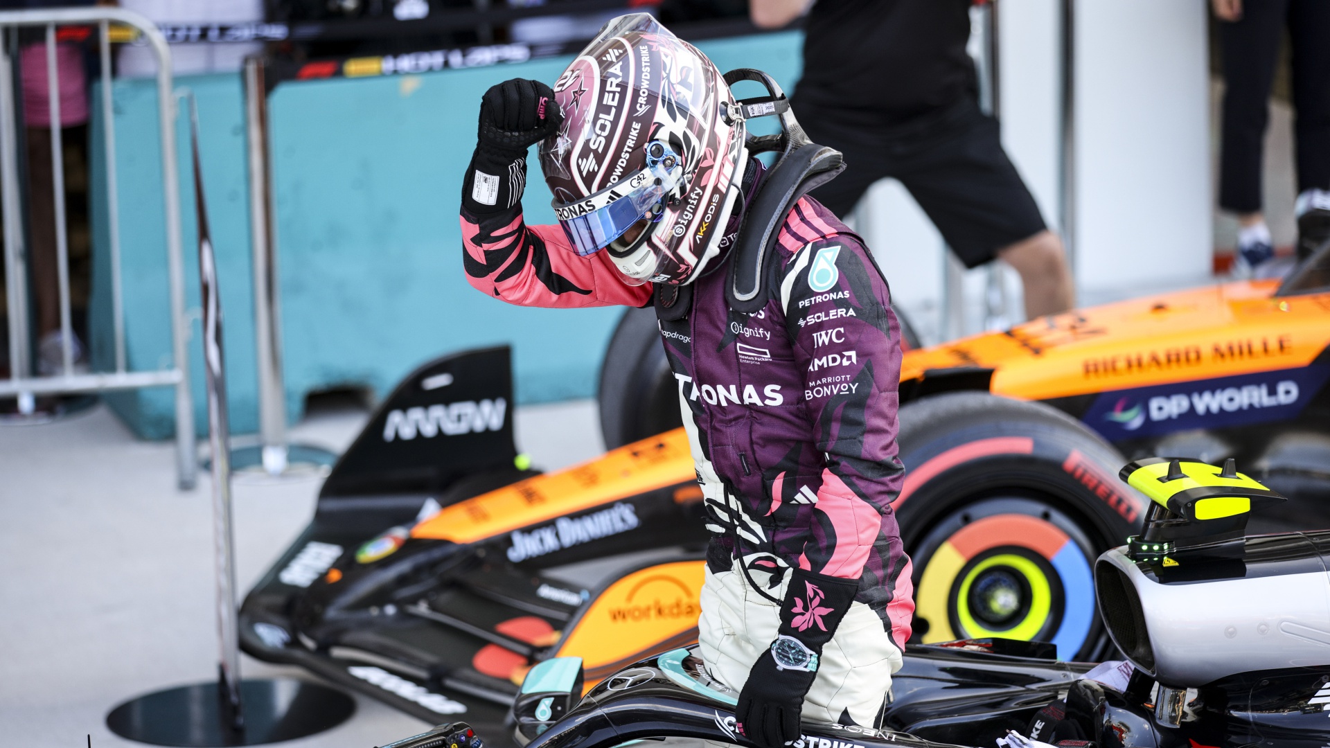 Storica pole per Kimi Antonelli, il 18enne pilota della Mercedes centra ...