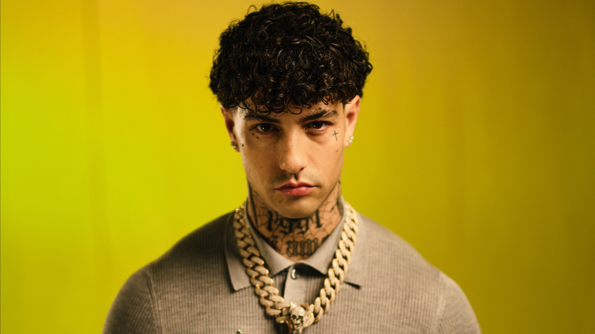 Tony Effe su RTL 102.5 con gli stornellatori. A Sanremo 2025 il canto ...