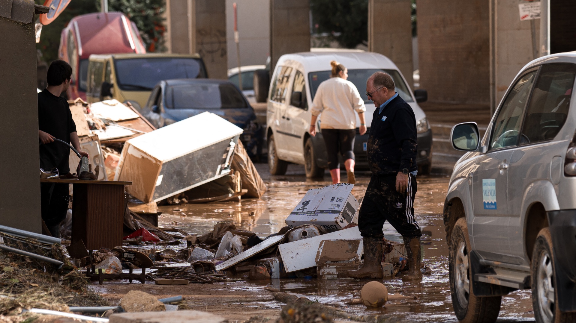 Valencia, caos nelle zone alluvionate, la popolazione lancia fango al ...