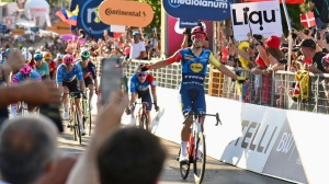 LA VOLATA VINCENTE DI JONATHAN MILAN A ROMA CHIUDE IL GIRO D’ITALIA ...