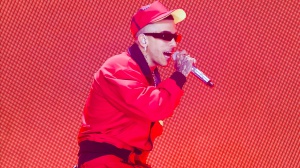 Sfera Ebbasta si scusa con fan salito sul palco: "Gli regalo un accredito per un mio concerto ...