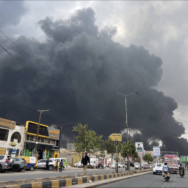 Bombe israeliane sull'aeroporto di Sanaa, nello Yemen. Trump: gli Houthi annunciano stop ai ...