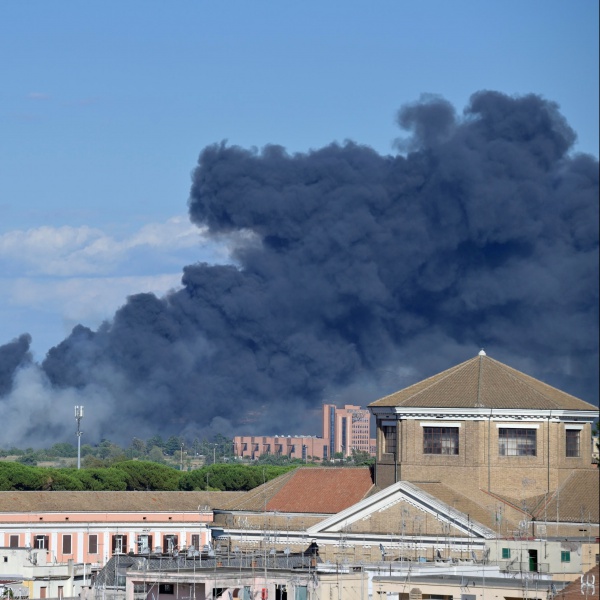 Ancora un incendio a Roma, le fiamme dopo esplosioni, la nube di fumo ...