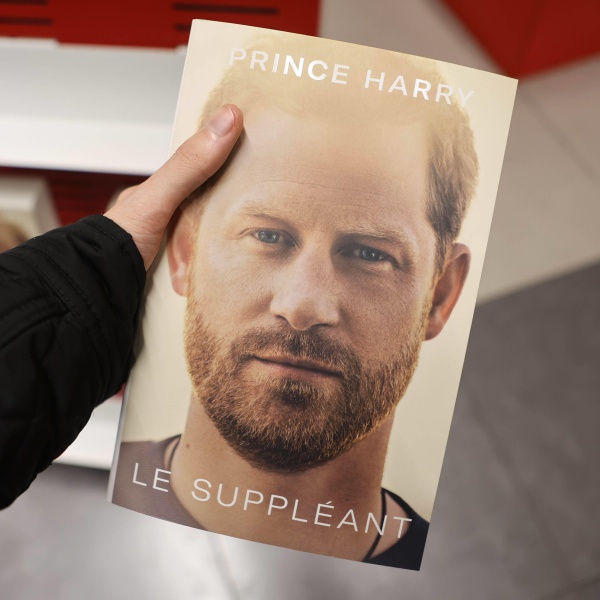“Spare”, il libro di Harry a ruba nelle librerie britanniche, in due giorni vendute 1,4 milioni ...