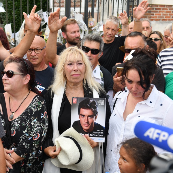 Celebrati i funerali di Alain Delon che è stato tumulato nella cappella ...
