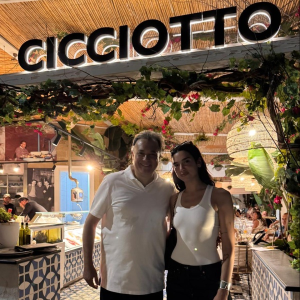 Dua Lipa a Napoli fa tappa da "Cicciotto": ecco cosa ha mangiato a ...