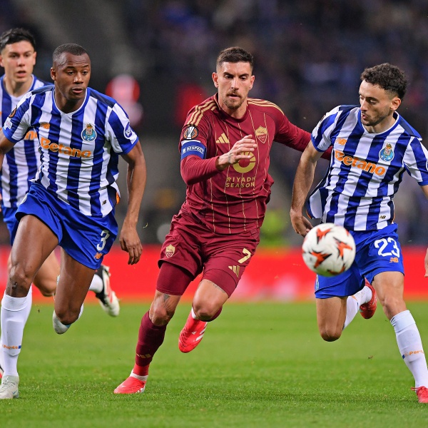 Europa League, la Roma in dieci uomini pareggia contro il Porto all'andata dei playoff - RTL 102.5