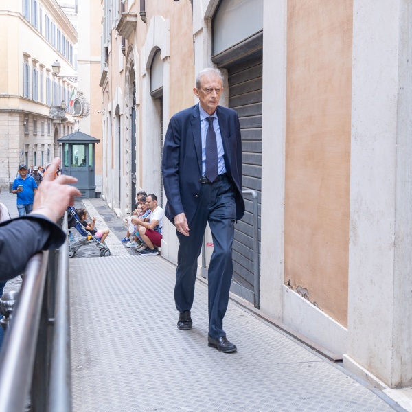 Fassino e il profumo rubato: l'ex ministro paga 500 euro, caso ...