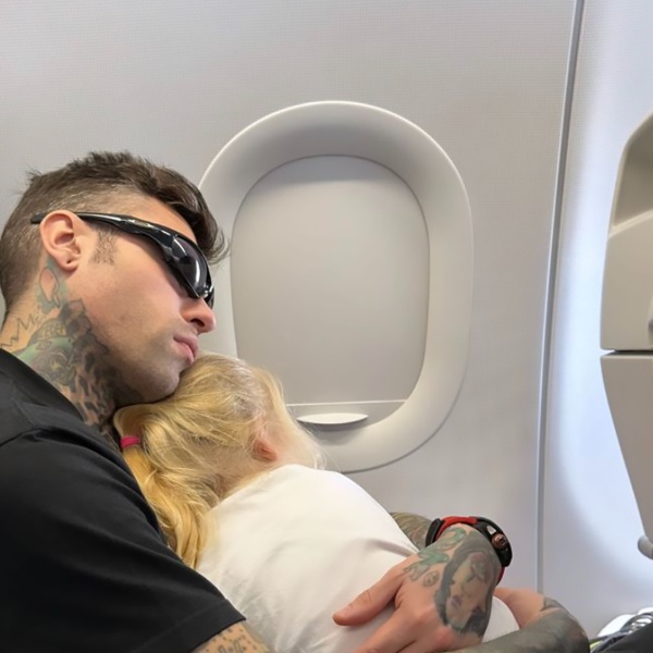 Fedez è partito. Destinazione Miami con i suoi figli ed i suoi genitori ...
