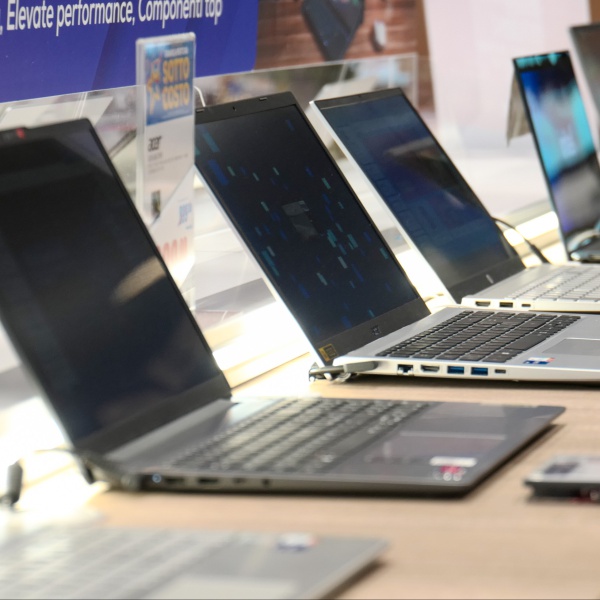 Fidarsi è bene, non fidarsi è meglio. Telefoni e computer usa e getta ...