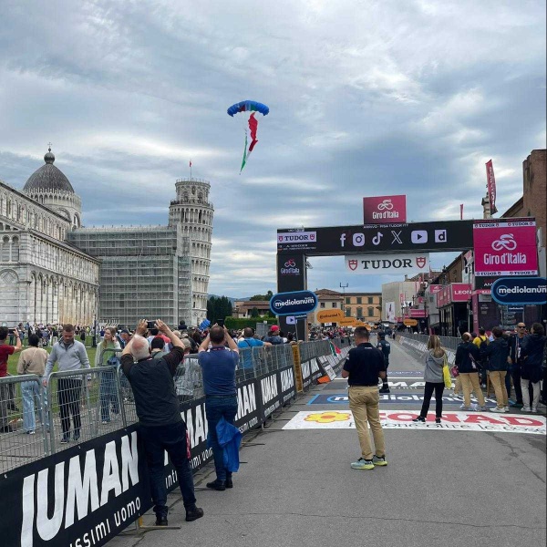 Giro d’Italia, la tappa tra Lucca e Pisa: miscela pop tra bellezza classica e avanguardie - RTL ...