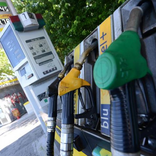 Il benzinaio self service parla in dialetto, a Roma dice “Caccia i ...