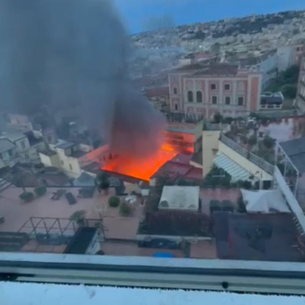 Il teatro Sannazaro di Napoli distrutto dalle fiamme. La "bomboniera di ...