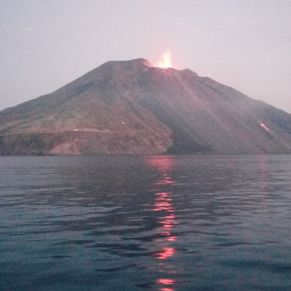 Il vulcano di Stromboli erutta, alzato il livello di allerta - RTL 102.5