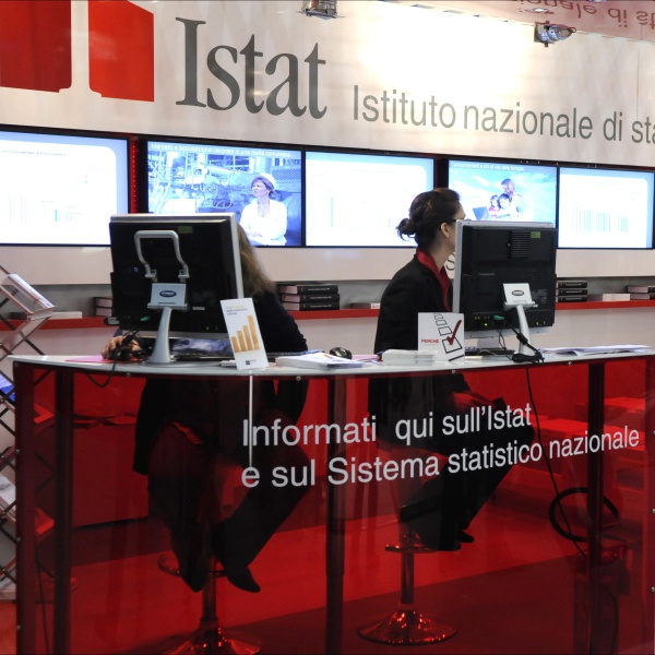 Istat, sale la spesa delle famiglie, ma i consumi sono in calo - RTL 102.5