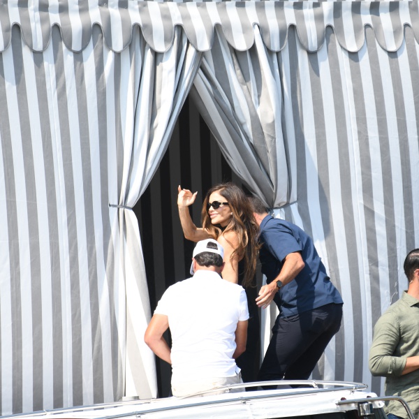 Jeff Bezos e Laura Sanchez sono in laguna, atterrati con un elicottero ...