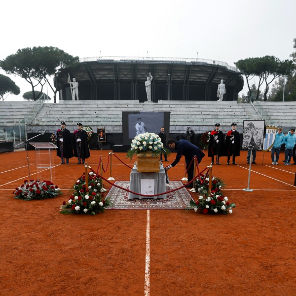 L'ultimo saluto a Nicola Pietrangeli, sulle note di 'My Way' si chiude ...
