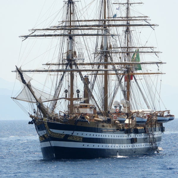 La nave Amerigo Vespucci il 5 ottobre in Australia, con lei per cinque ...