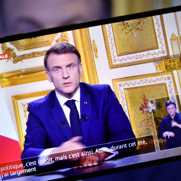 Macron punta al centro, vuole restare in carica fino al 2027, tra due ...