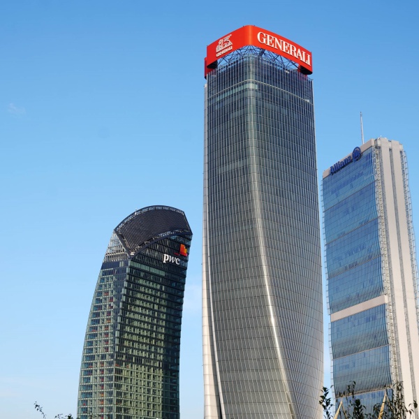 Milano, a Citylife collassa l'enorme insegna di Generali sulla Torre ...