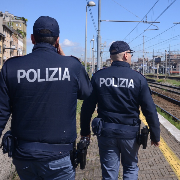 Milano, aggredisce la Polizia e rimane ferito. Ancora gravi ma stabili le condizioni dell'agente ...