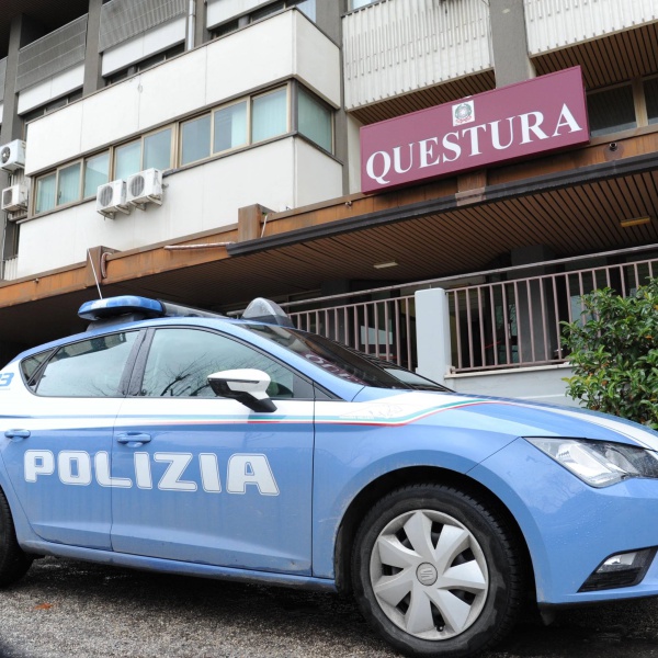 Nigeriano aggredisce poliziotti con un'ascia, poi viene colpito alle gambe e fermato; è successo ...