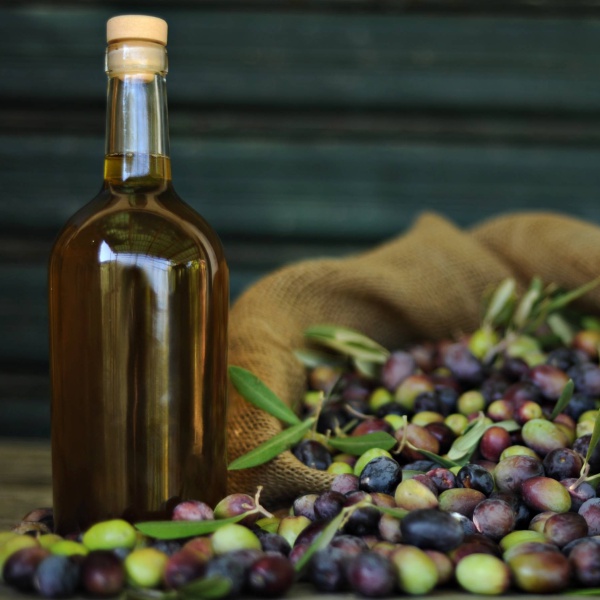 Olio di oliva, prezzo dimezzato in pochi mesi, la grande novità ...
