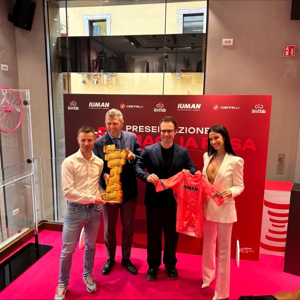 Presentata a Verona la nuova maglia rosa del Giro d’Italia 2025 - RTL 102.5