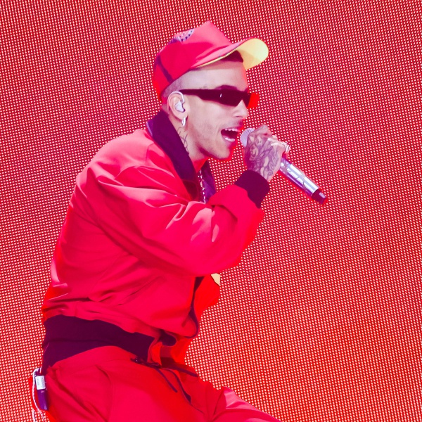 Sfera Ebbasta si scusa con fan salito sul palco: "Gli regalo un accredito per un mio concerto ...