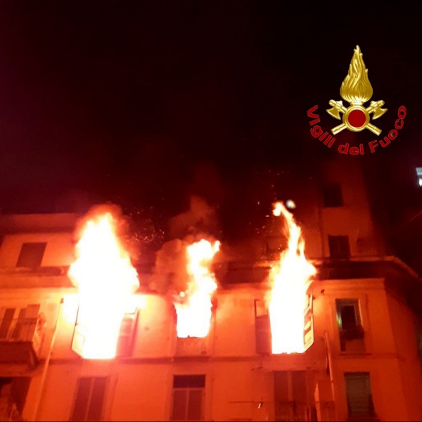 Si lancia dalla finestra per sfuggire all'incendio, morta 48enne a ...