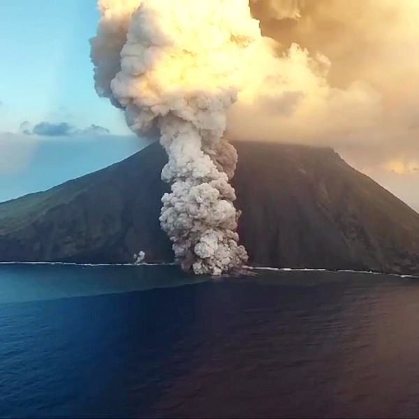 Stromboli: le immagini spettacolari del vulcano che si è "svegliato". Massima allerta sull'Isola ...