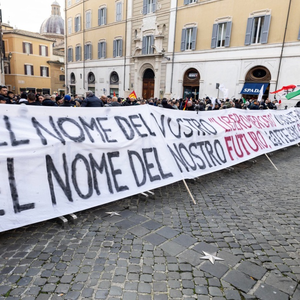 Taxi, manifestazione davanti a Montecitorio: slogan, petardi e cartello ...