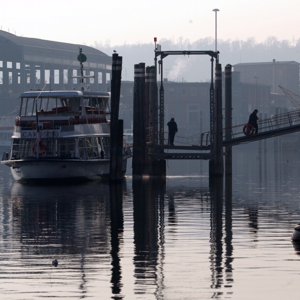 Tragedia sul Lago Maggiore, tromba d'aria fa inabissare una barca di turisti, almeno due morti e ...
