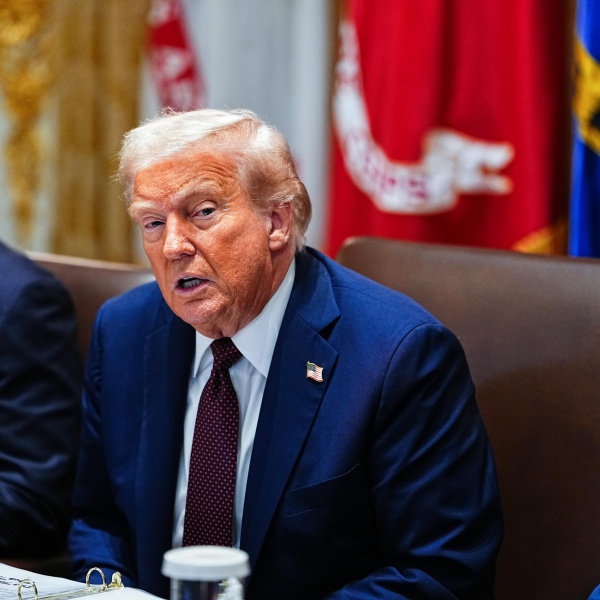 Trump apre a un trilaterale con Putin e Zelensky mentre la guerra in ...